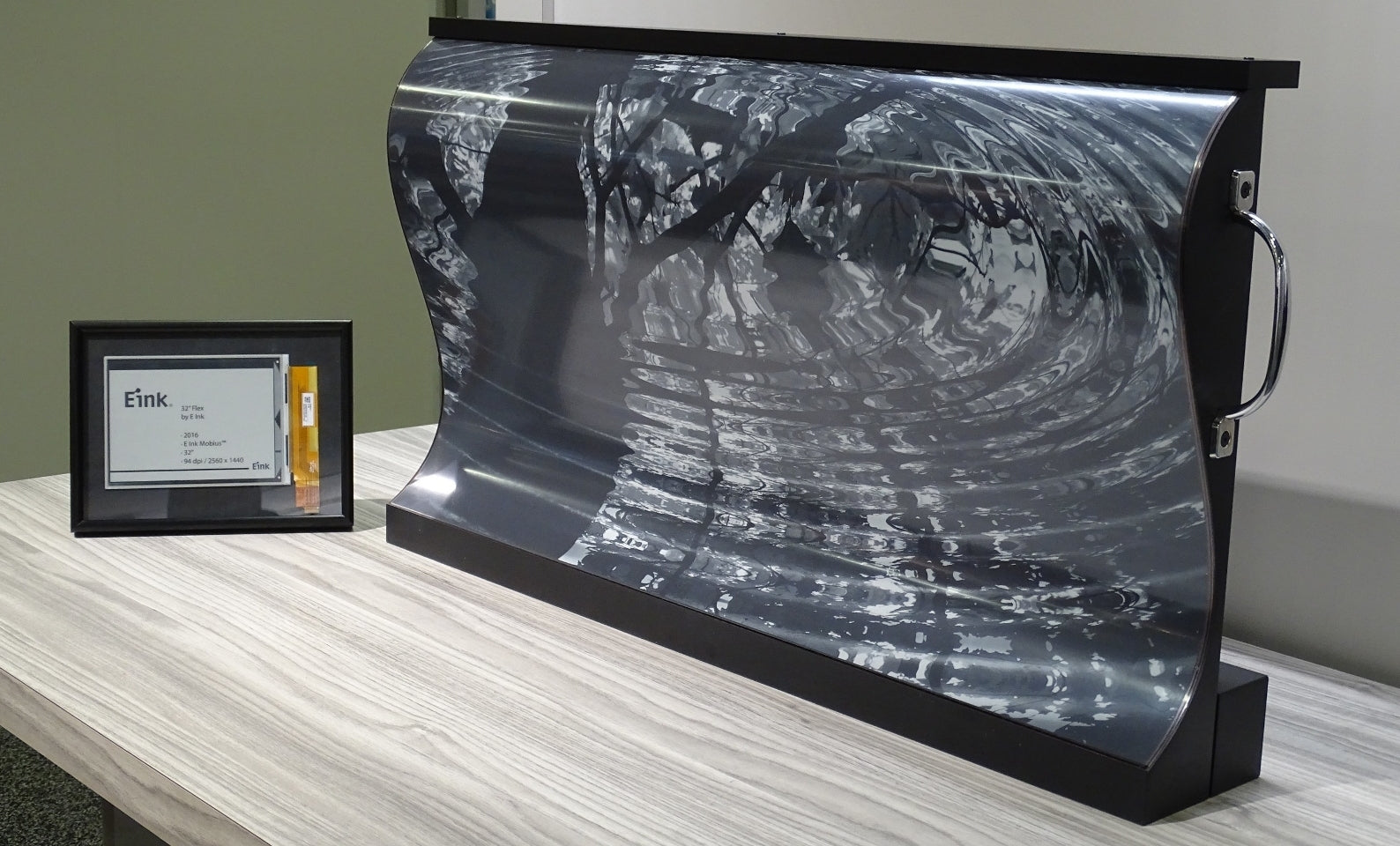 OLED vs ePaper Display | Contrast, Refresh Rate